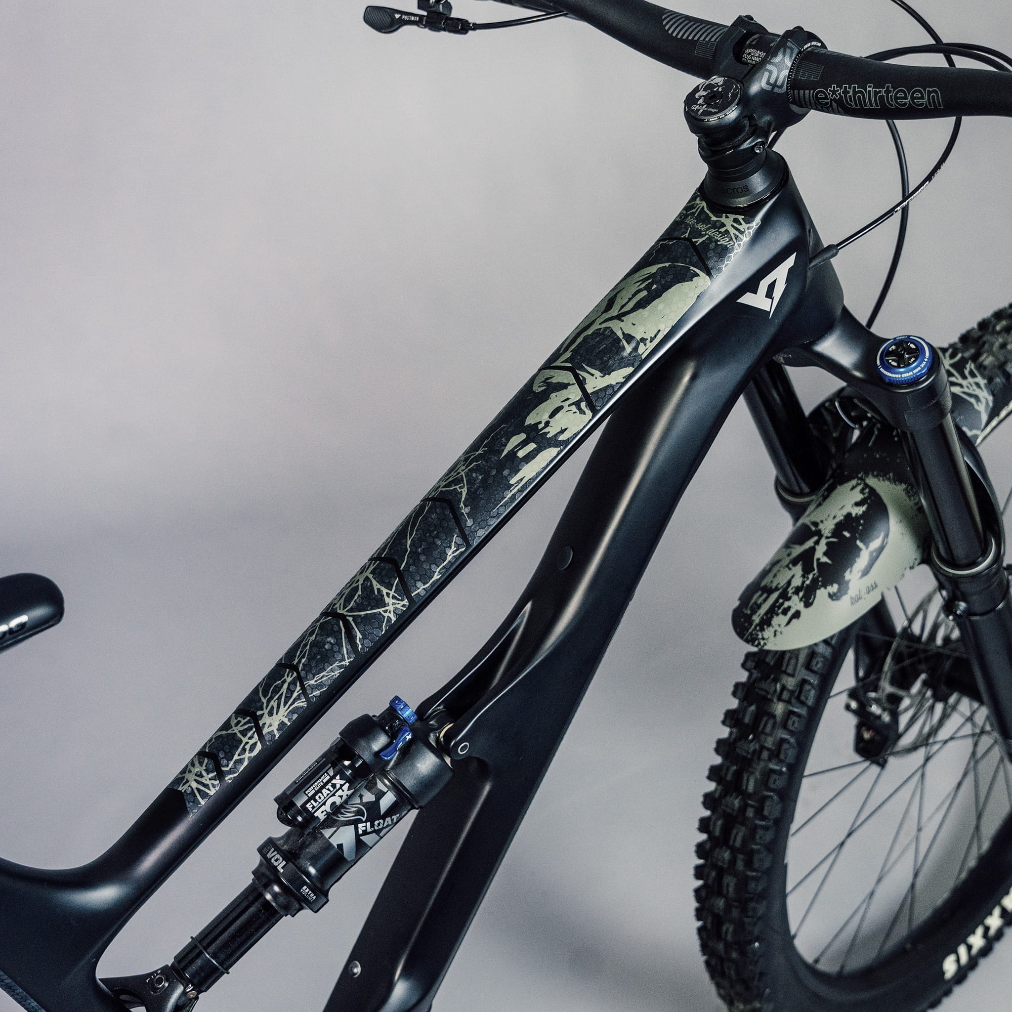 frame protector frame:TAPE 3000 skull | rie:sel design